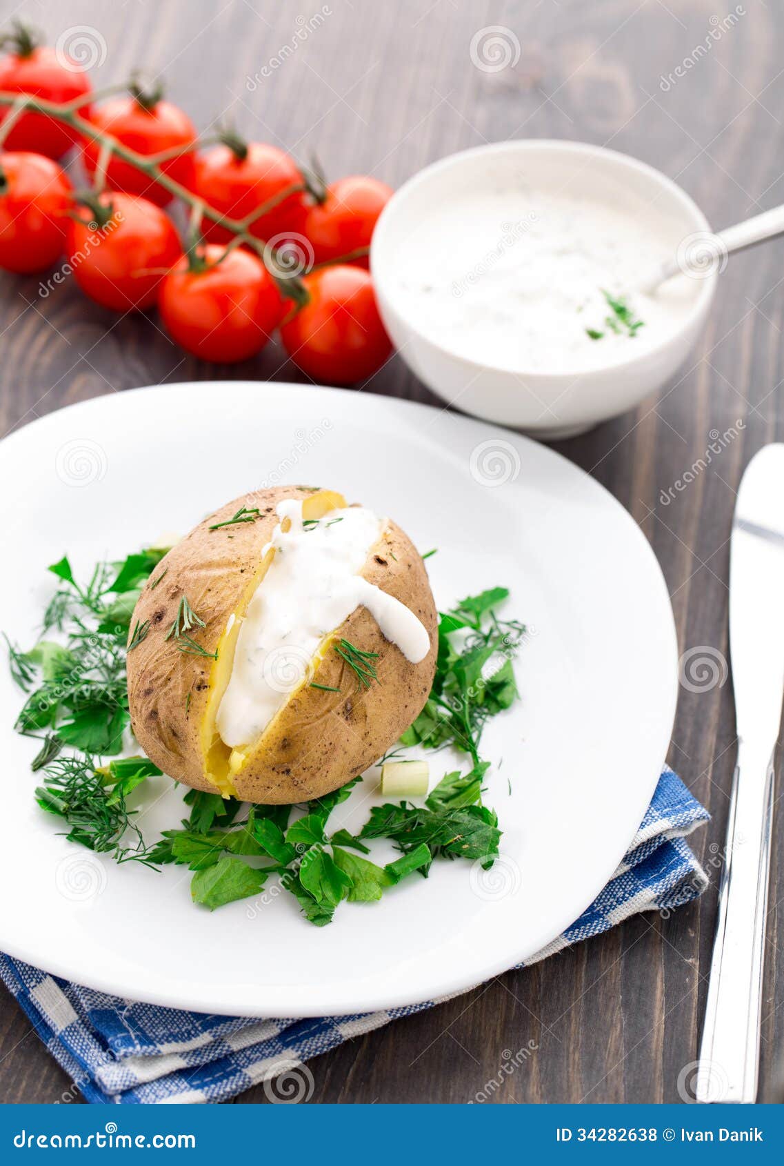 Patata Cocida Con La Salsa Cremosa Foto de archivo - Imagen de fresco ...