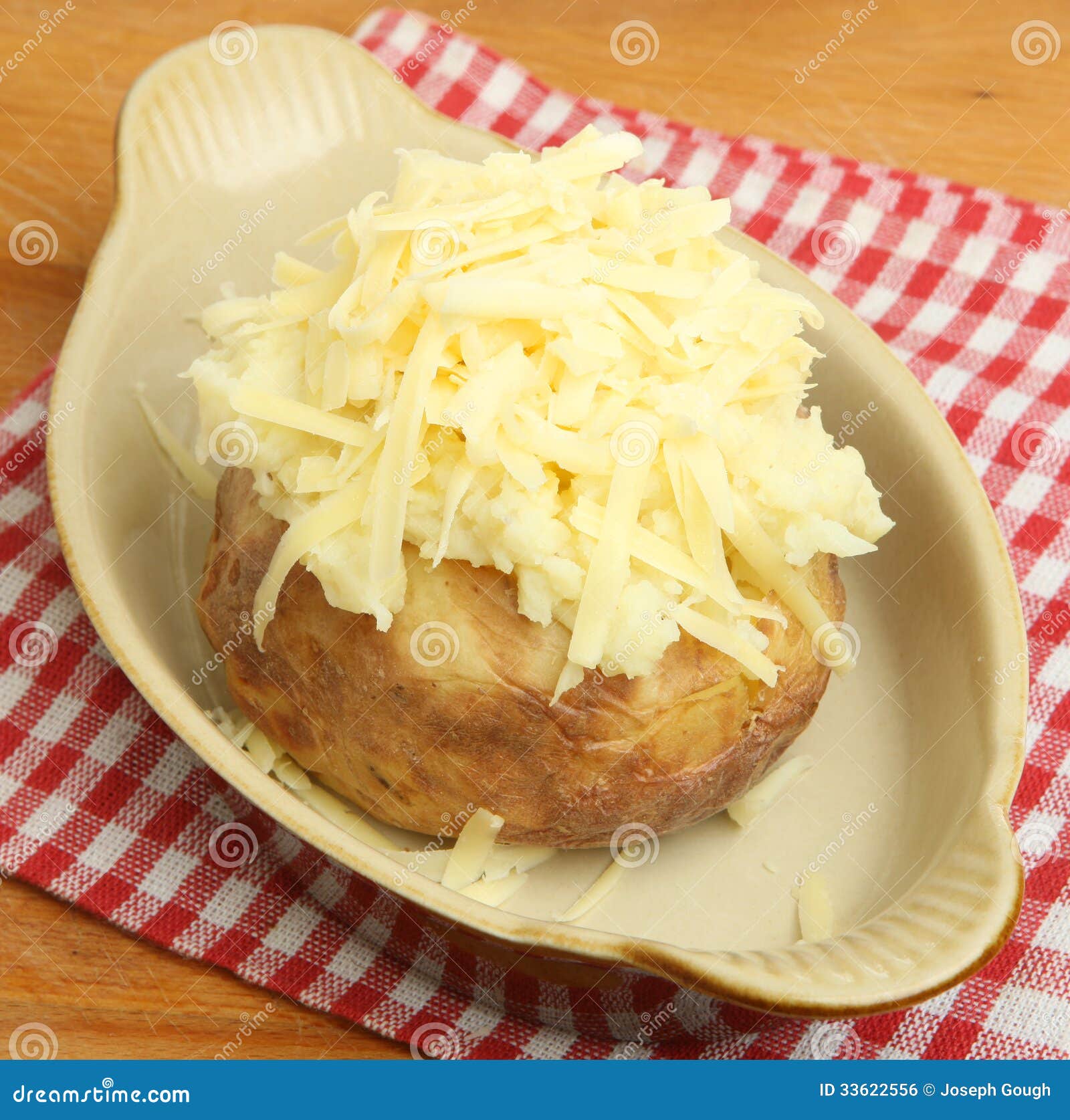 Patata Cocida Con Queso Rallado Foto de archivo - Imagen de sencillo ...