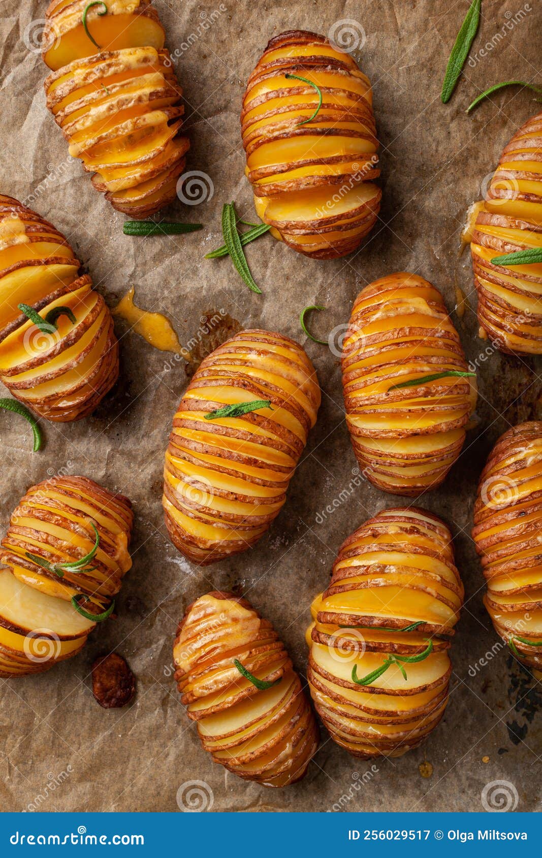 Patata De Hasselback Al Horno Con Queso Cheddar Y Romero Imagen De