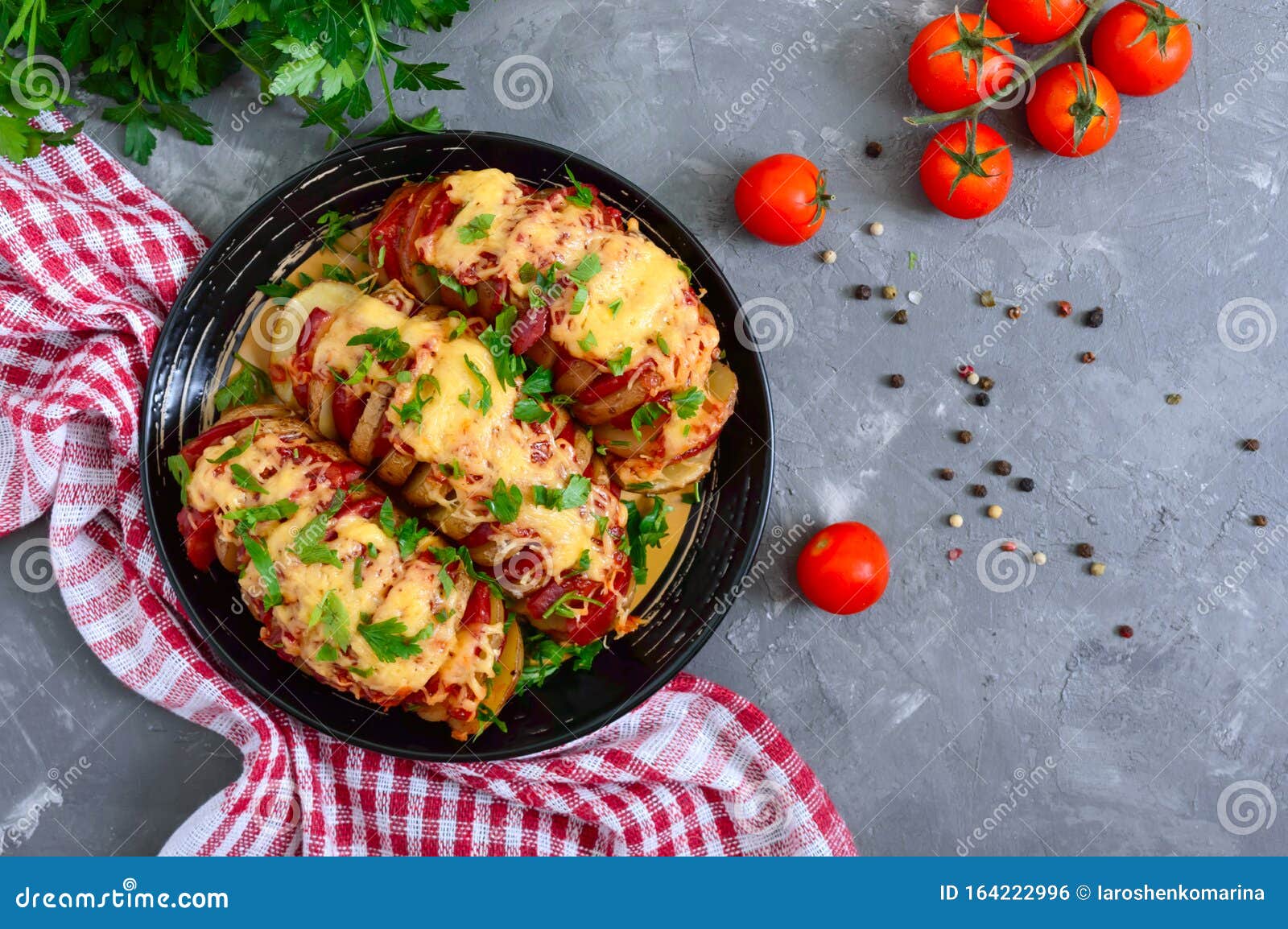 Patata Hasselback Rellena De Salami Queso Ketchup Ajo Y Hierbas Las
