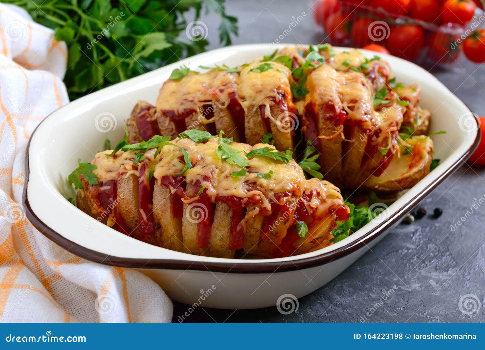 Patata Hasselback Rellena De Salami Queso Ketchup Ajo Y Hierbas Las
