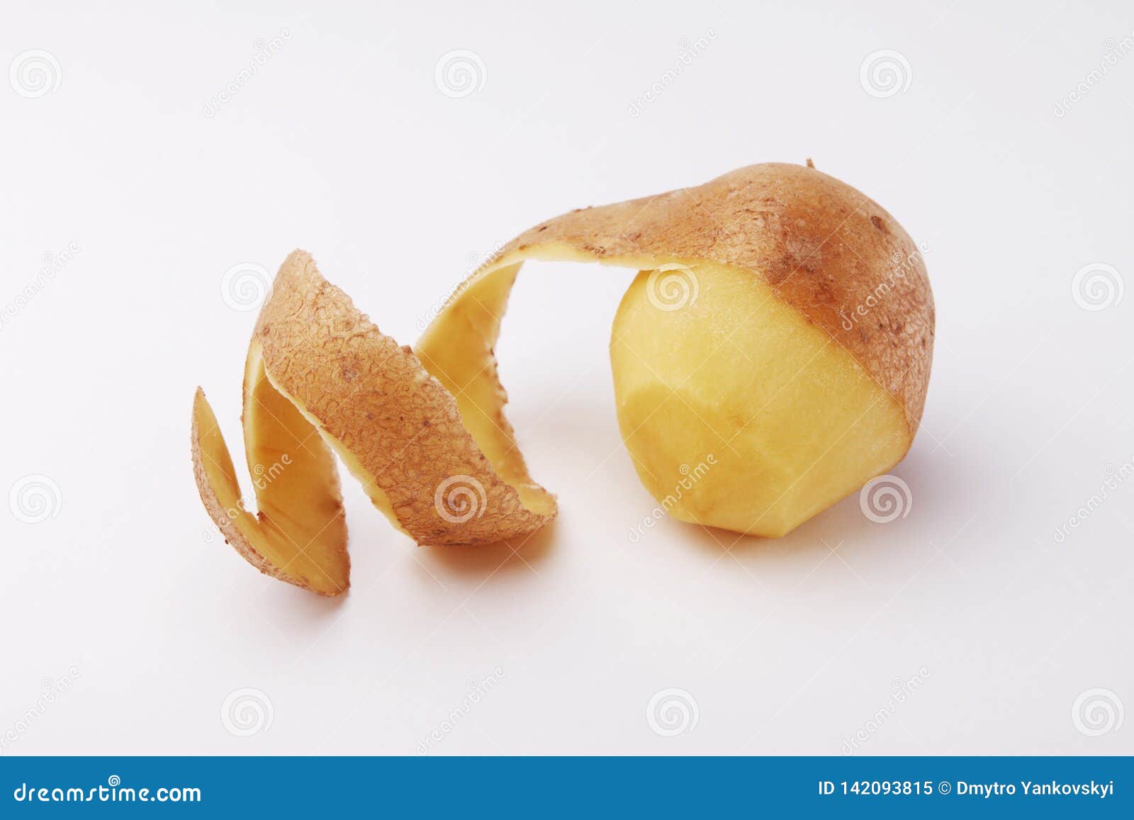 Patata Pelada En Un Fondo Blanco Imagen de archivo - Imagen de crudo ...