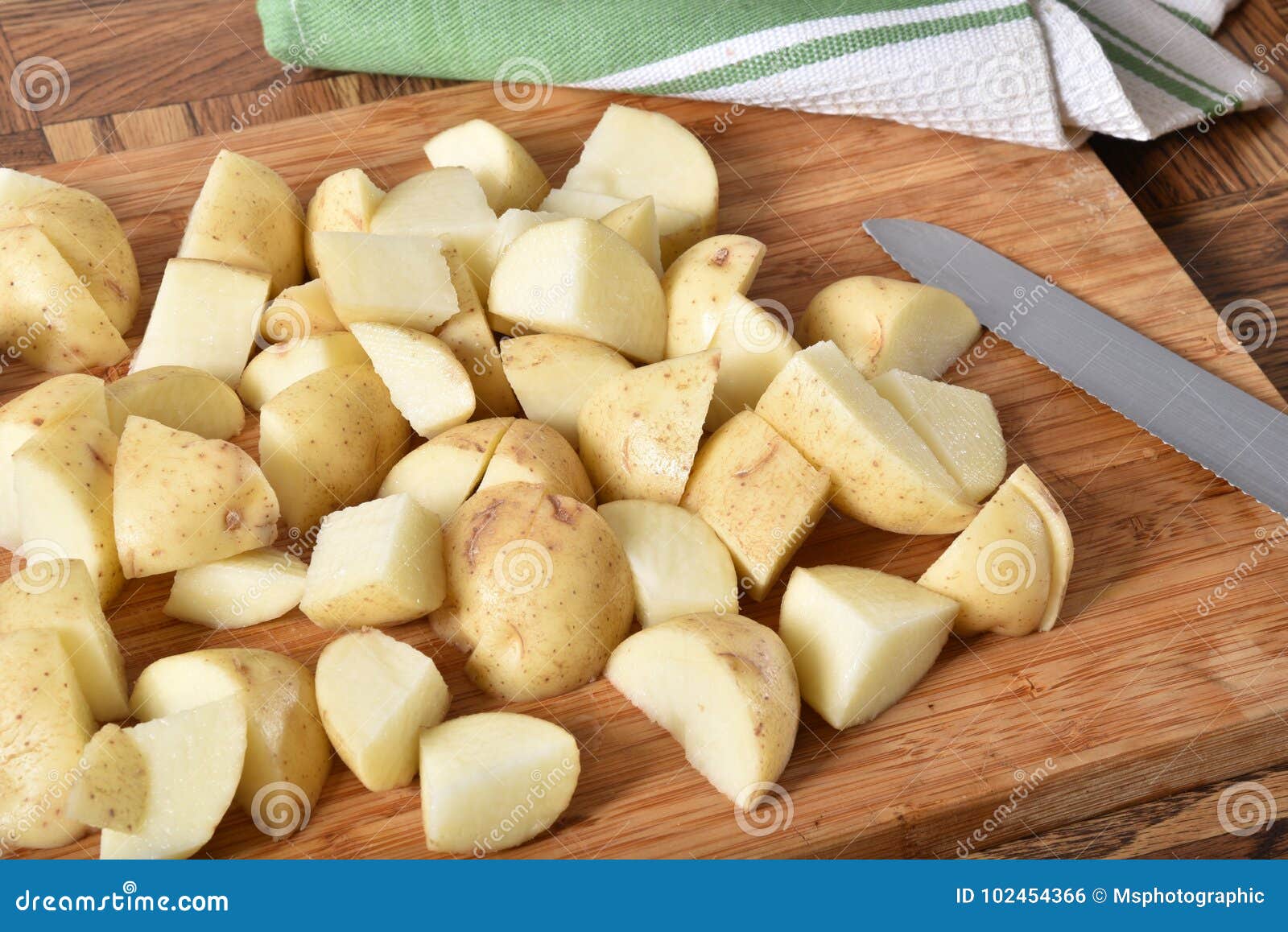 Patatas Amarillas Cortadas En Cuadritos Foto de archivo - Imagen de ...