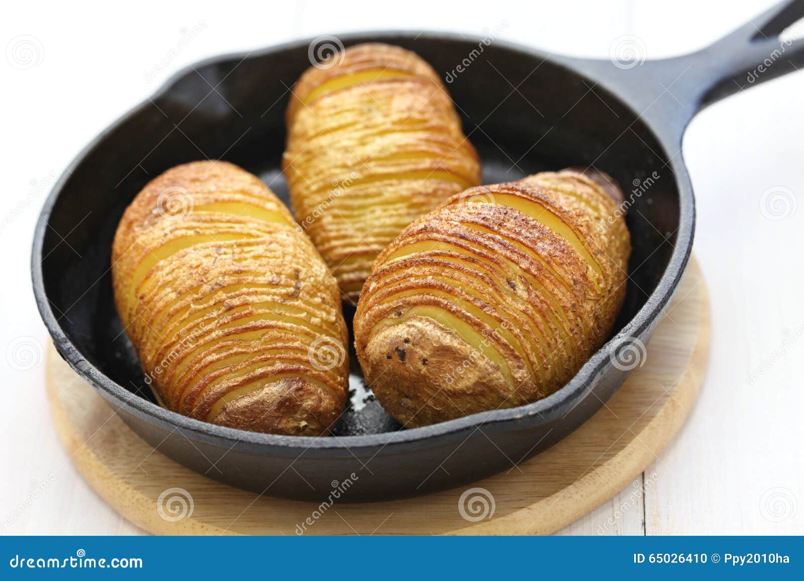 Patatas De Hasselback, Comida Sueca Foto de archivo - Imagen de cocina ...
