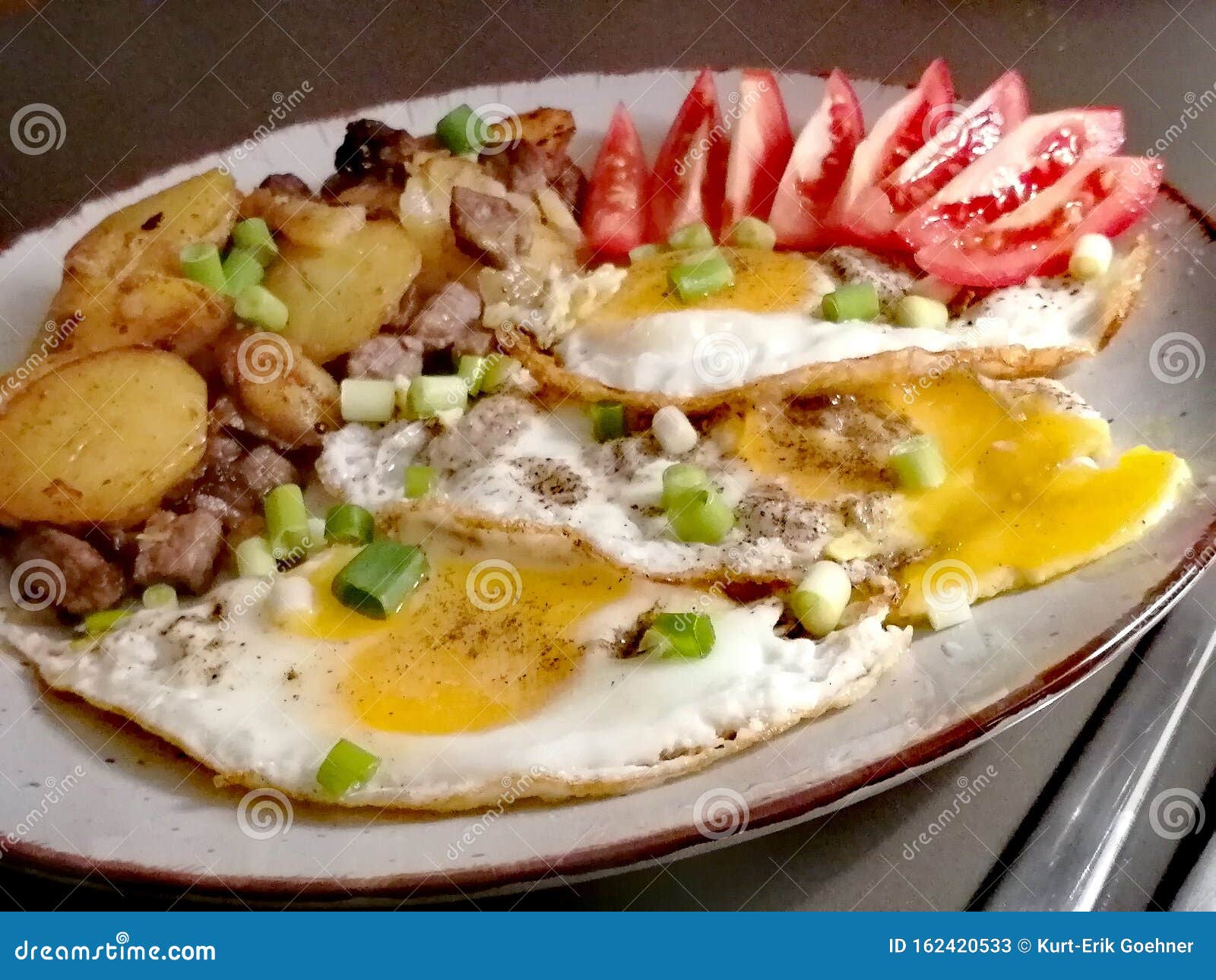 Patatas fritas con huevos imagen de archivo. Imagen de huevos - 162420533