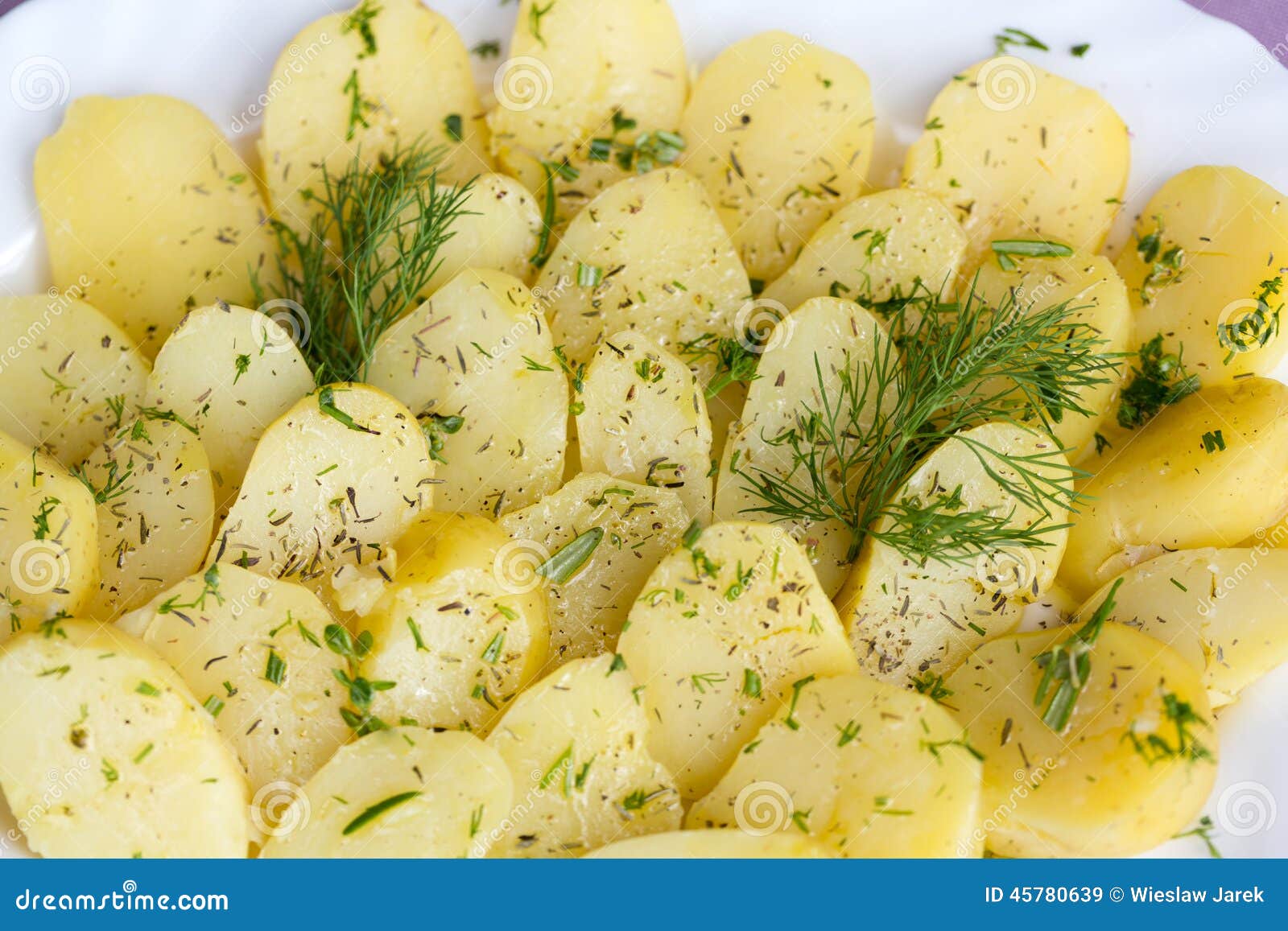 Patatas Hervidas Con Eneldo Y Aceituna Imagen de archivo - Imagen de ...