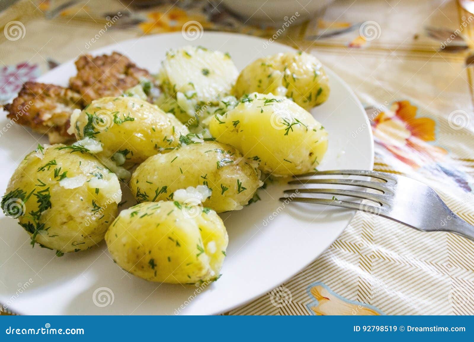 Patate Bollite Con Prezzemolo Su Un Piatto Immagine Stock - Immagine di ...