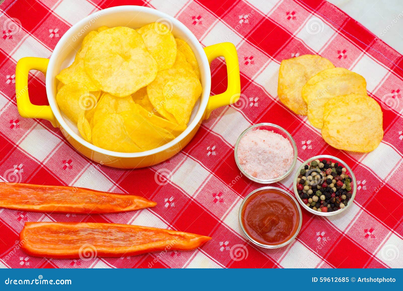 Patatine Fritte, Peperoni E Ketchup Immagine Stock - Immagine di ...