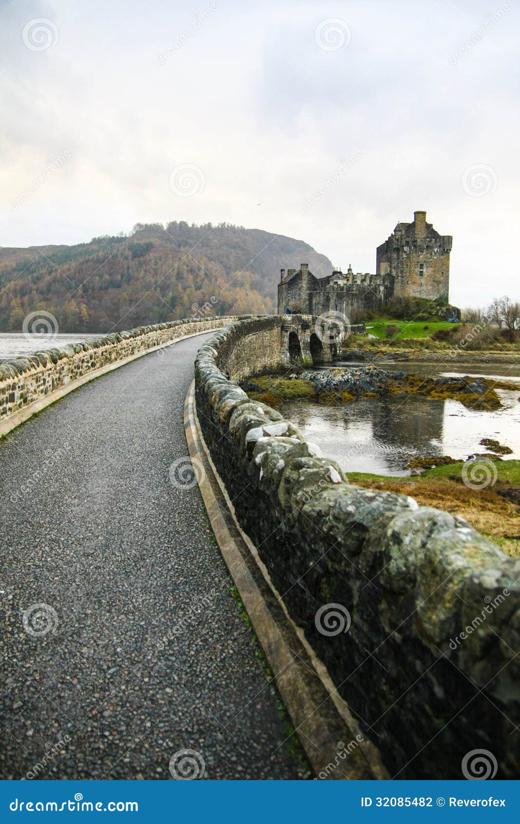 A path to the castle stock photo. Image of building, scotland - 32085482