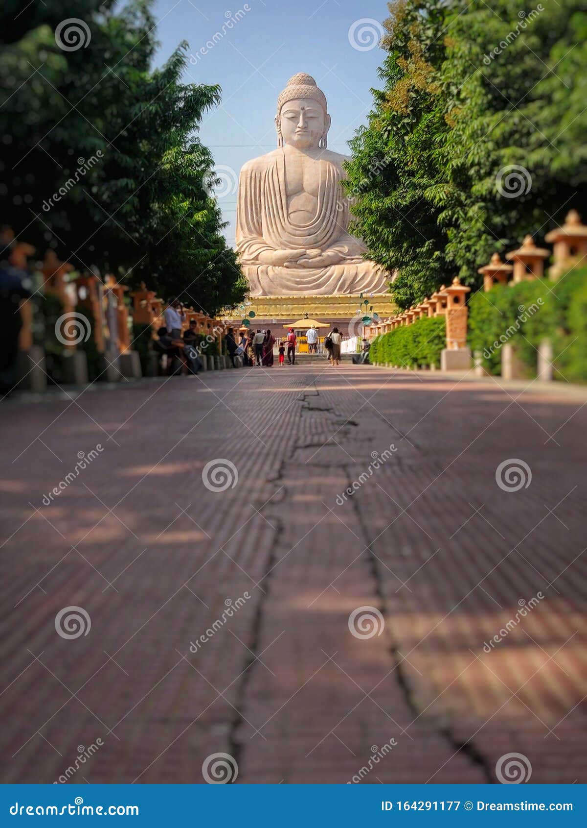Path to Giant Buddha editorial photography. Image of path - 164291177
