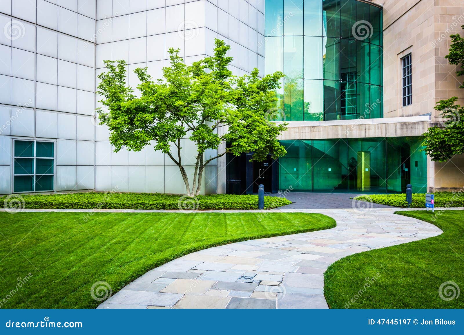 Path To the Museum of Art in Baltimore, Maryland. Editorial Photography ...