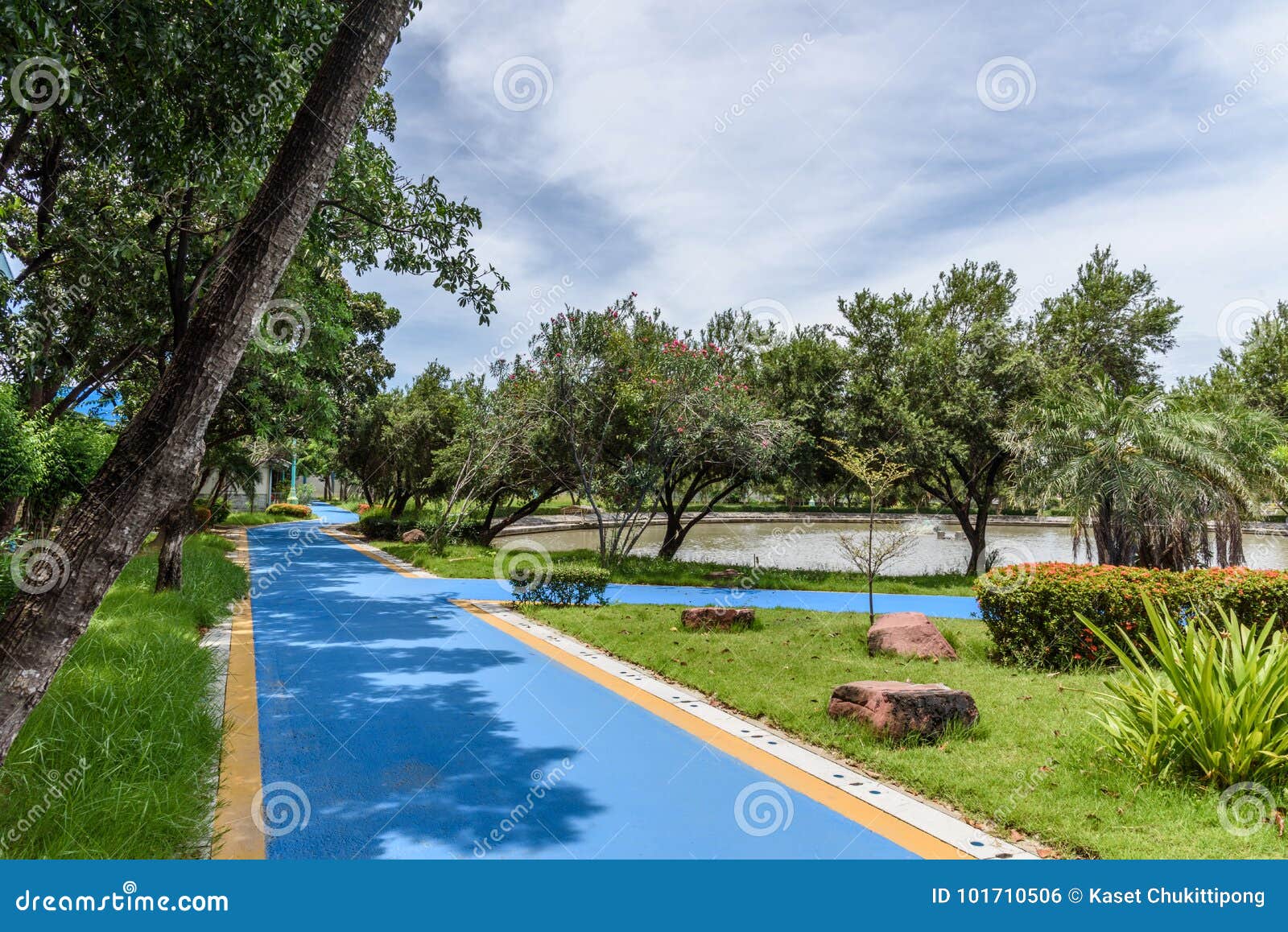 Pathway in a Beautiful Park Stock Photo - Image of beautiful, pathway ...