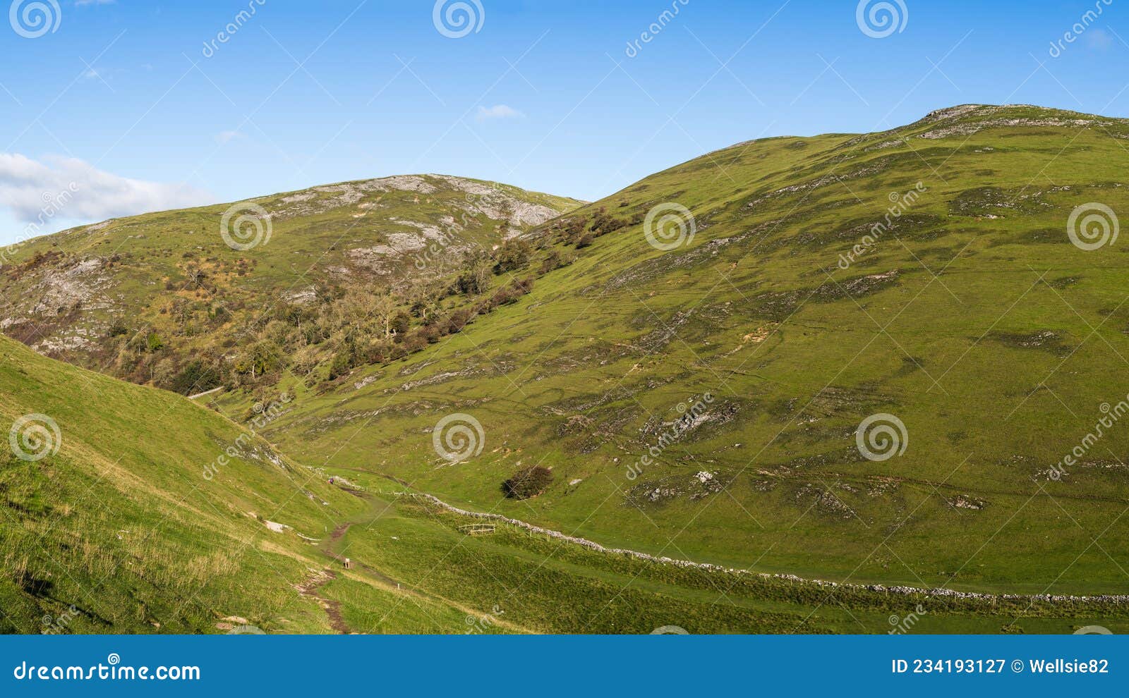 Pathway down Thorpe Cloud stock image. Image of autumn - 234193127