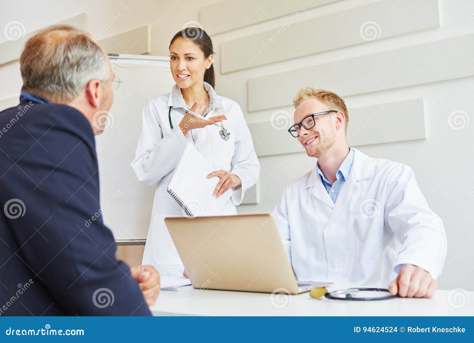 Patiënt in Overleg Met Artsen Stock Foto - Image of ziekenhuis, artsen ...