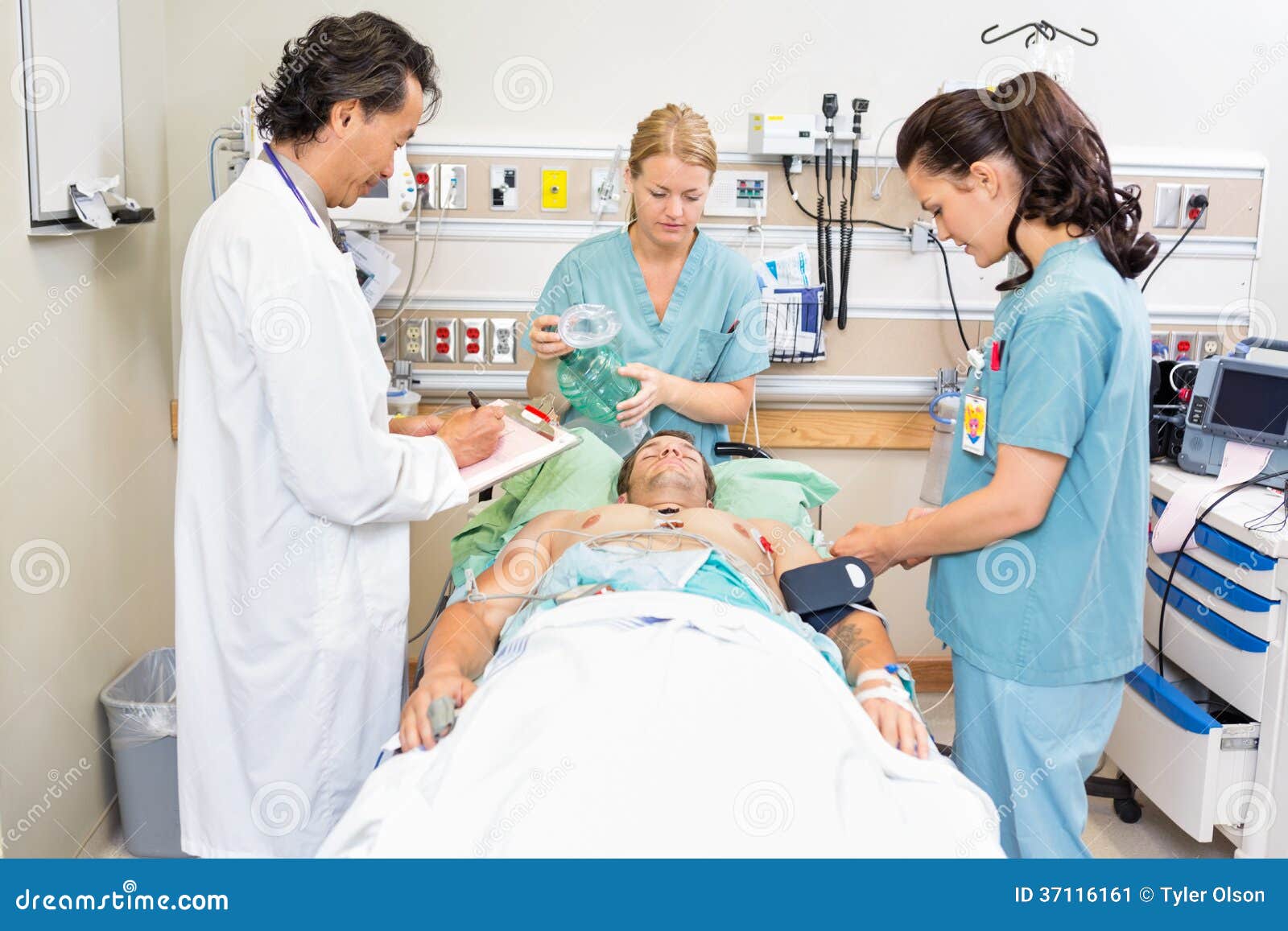 Patient Critique De Docteur and Nurses Treating Image stock - Image du ...
