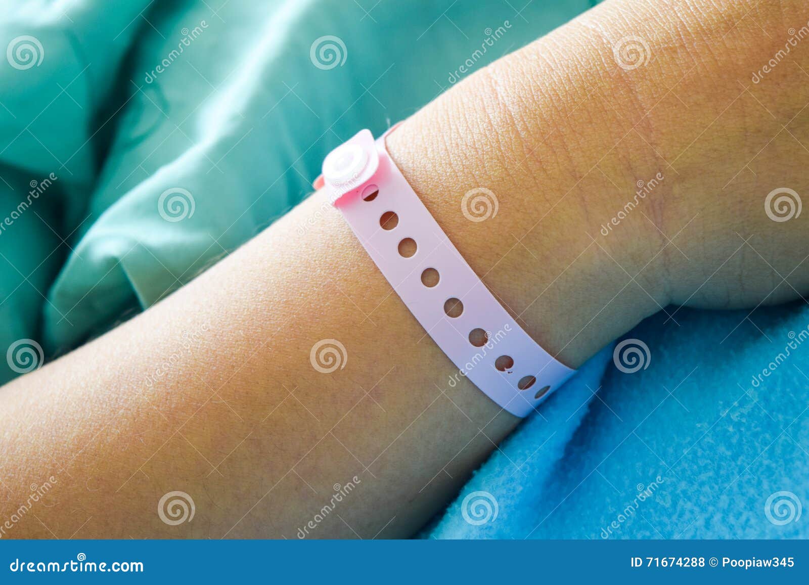 Patient Hand with Hospital Wrist Stock Photo - Image of identify, drip ...