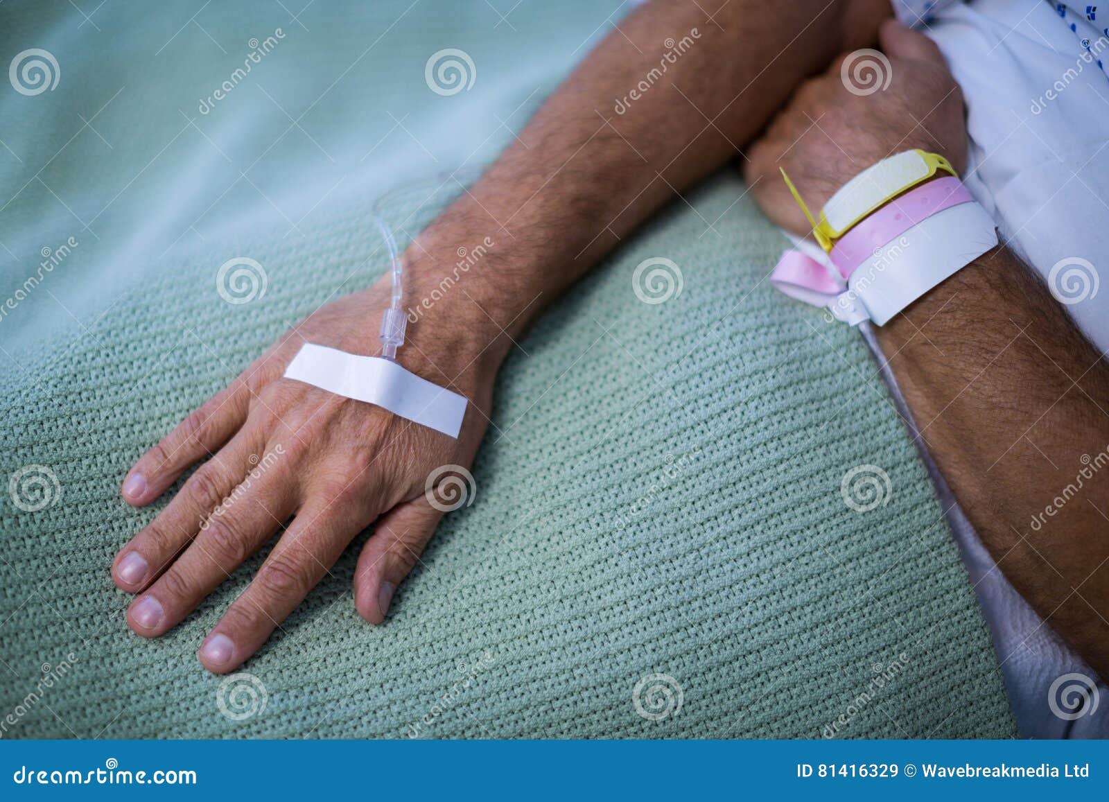 Patient Malade Obtenant Un Traitement Image stock - Image du clinique ...