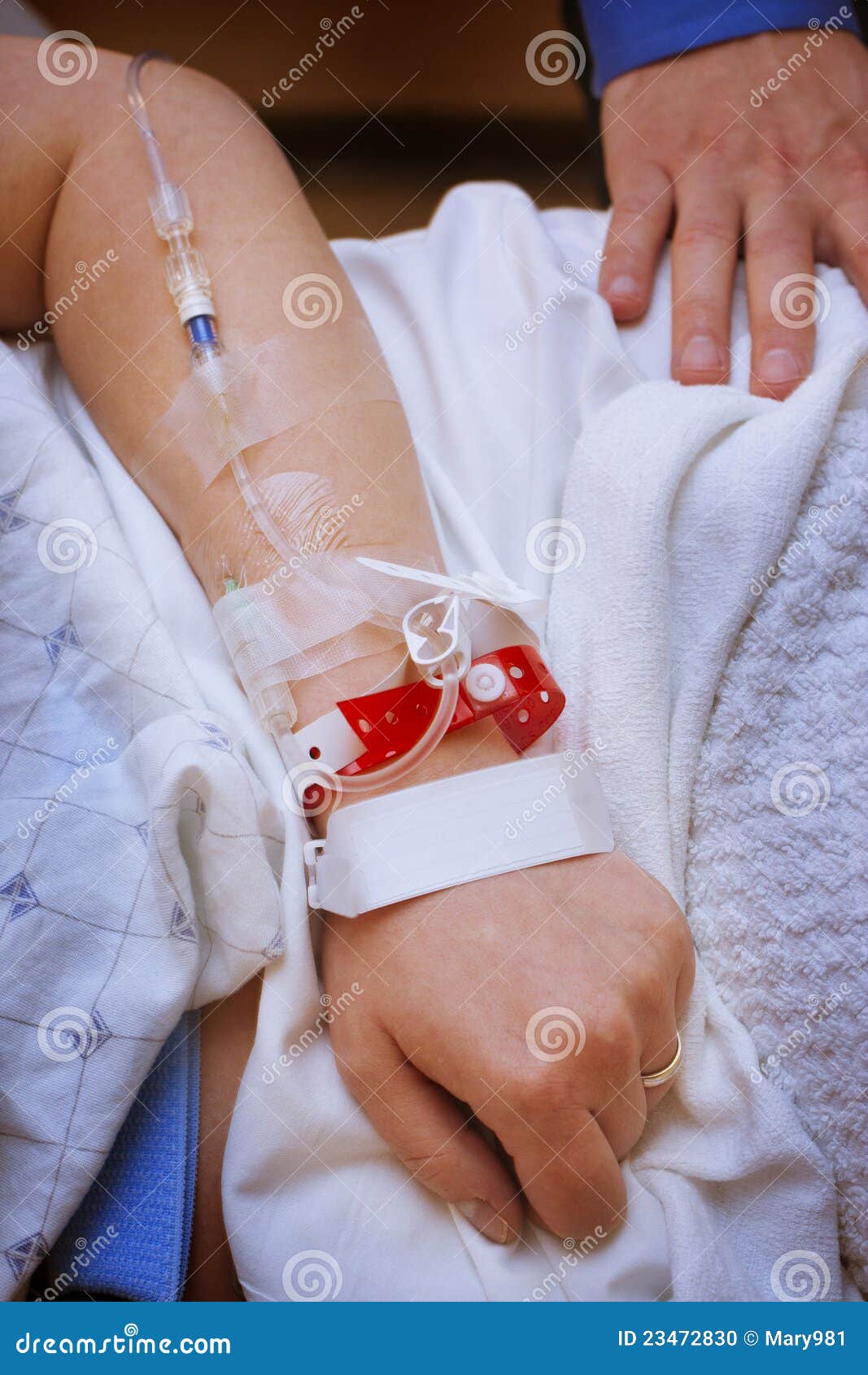 Patient Mit Einer Infusion Im Arm Stockfoto - Bild von kopfende ...
