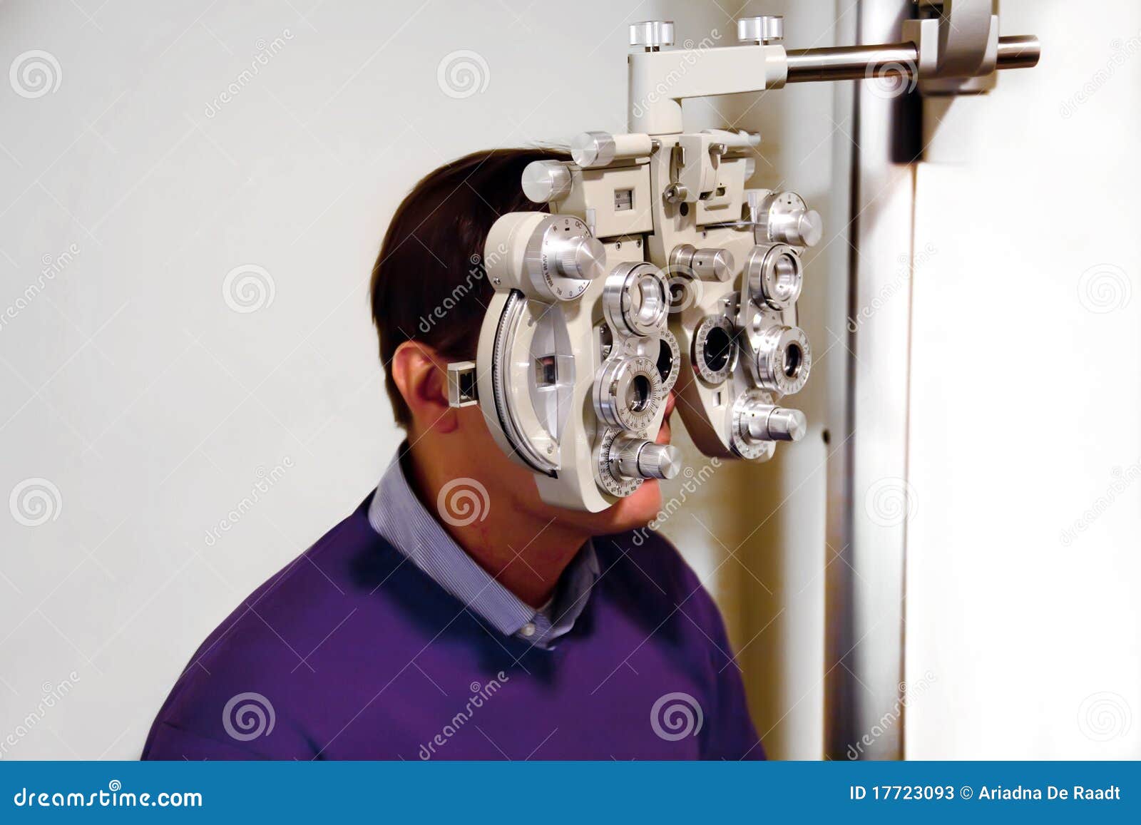 Patient at ophthalmologist stock image. Image of view - 17723093