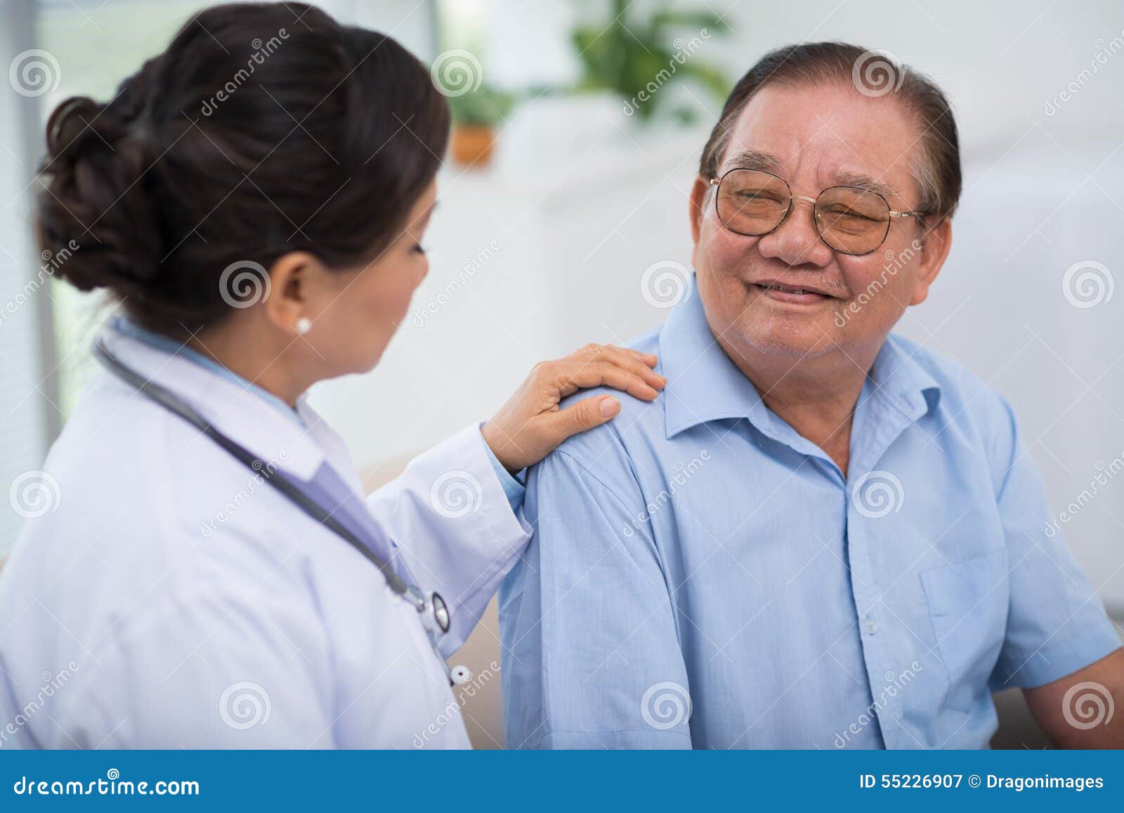 Patient rassurant image stock. Image du praticien, sourire - 55226907