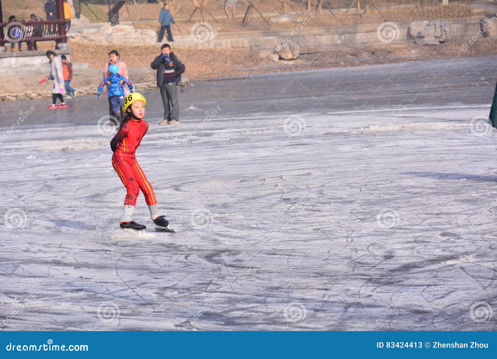 Patinage de petite fille photo stock éditorial. Image du durée - 83424413