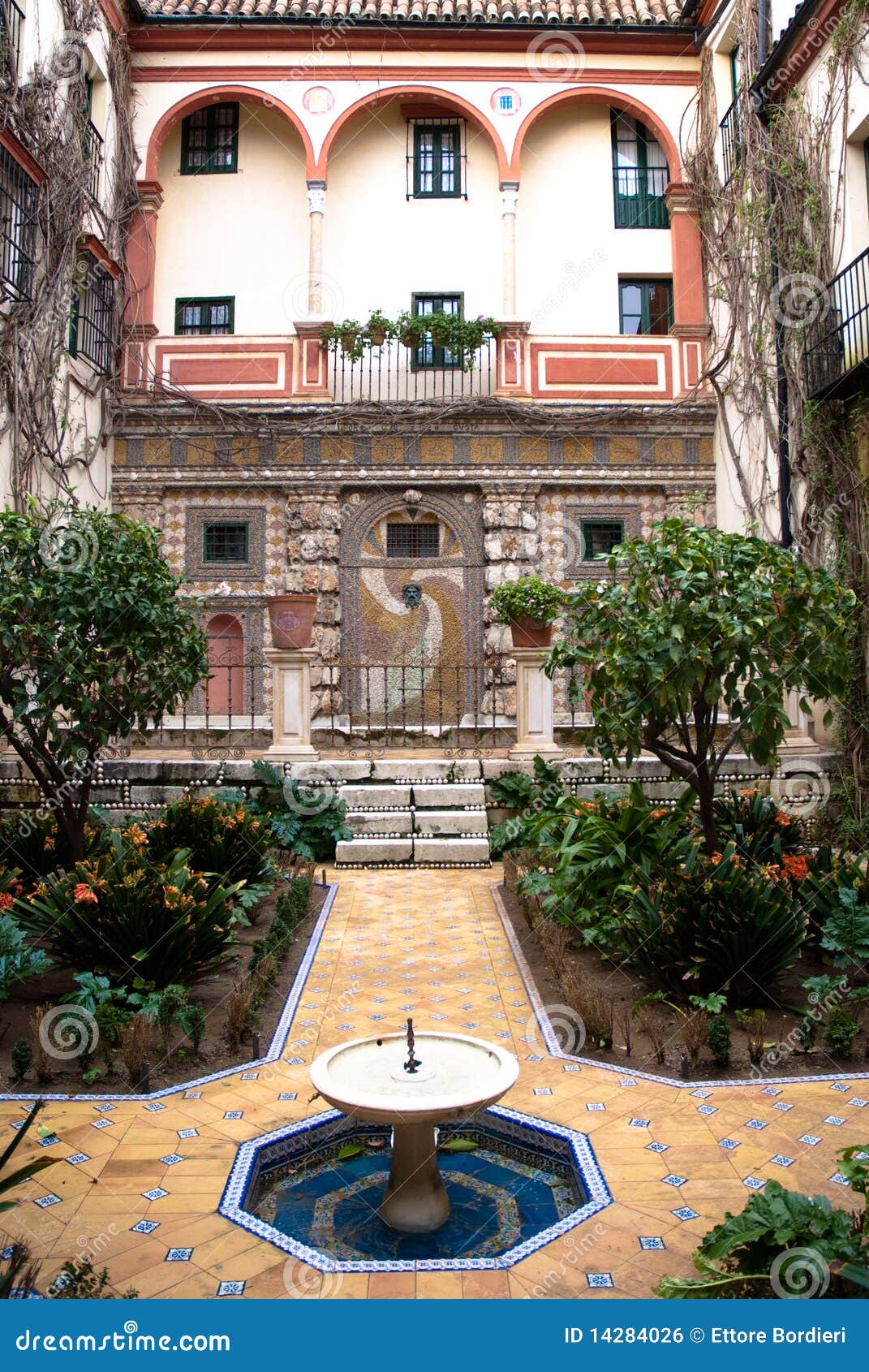 Patio andaluz foto de archivo. Imagen de barrio, vertical - 14284026