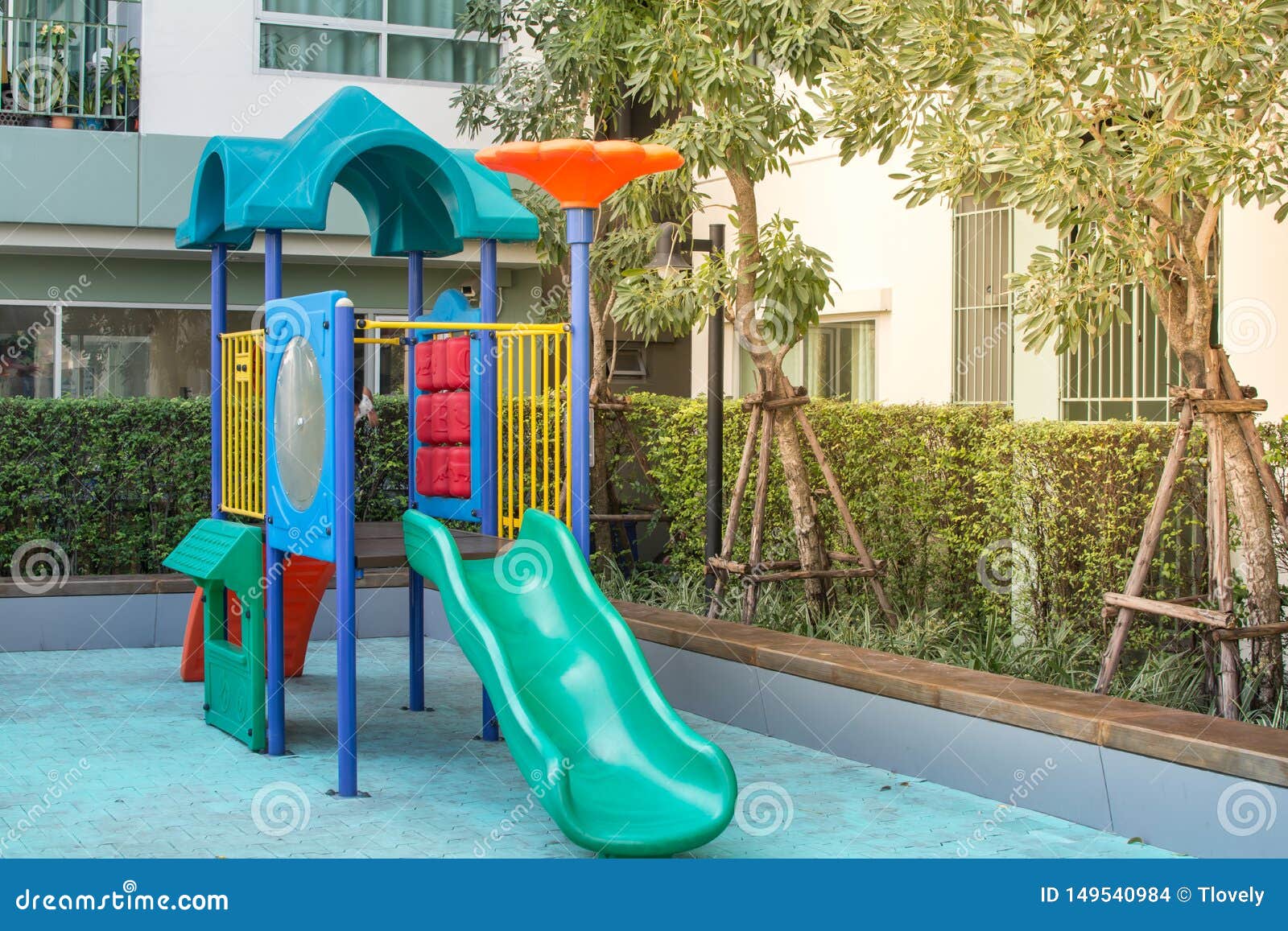 Patio Colorido En Yarda En El Parque Foto de archivo - Imagen de fondo ...