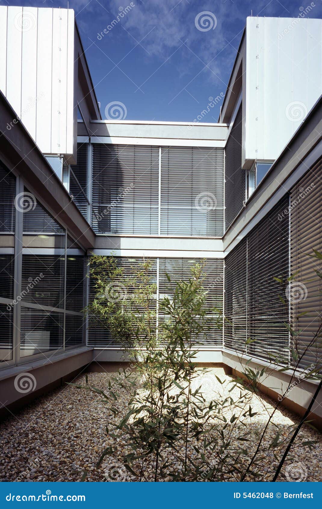 Patio Dans Une Construction Moderne Photo stock - Image du complexe ...