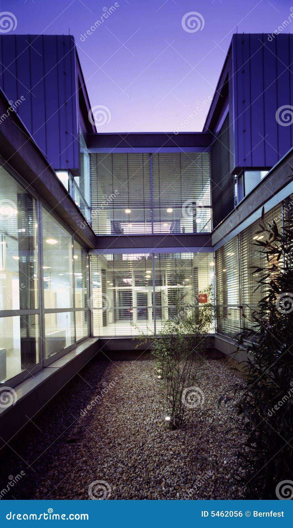 Patio Dans Une Construction Moderne Photo stock - Image du patrimoine ...