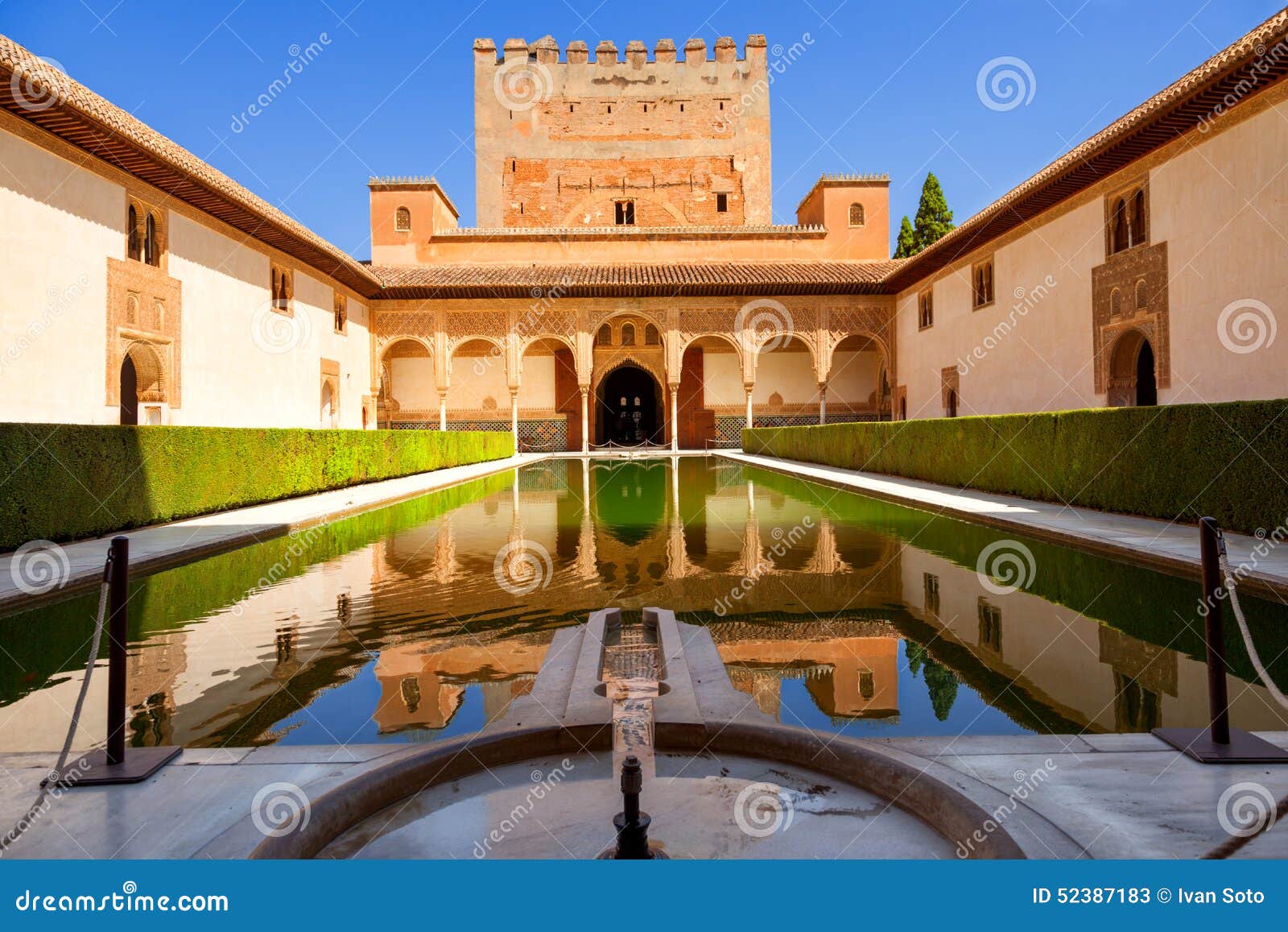 Patio De Arrayanes Dans Alhambra De Granada Image stock - Image du ...