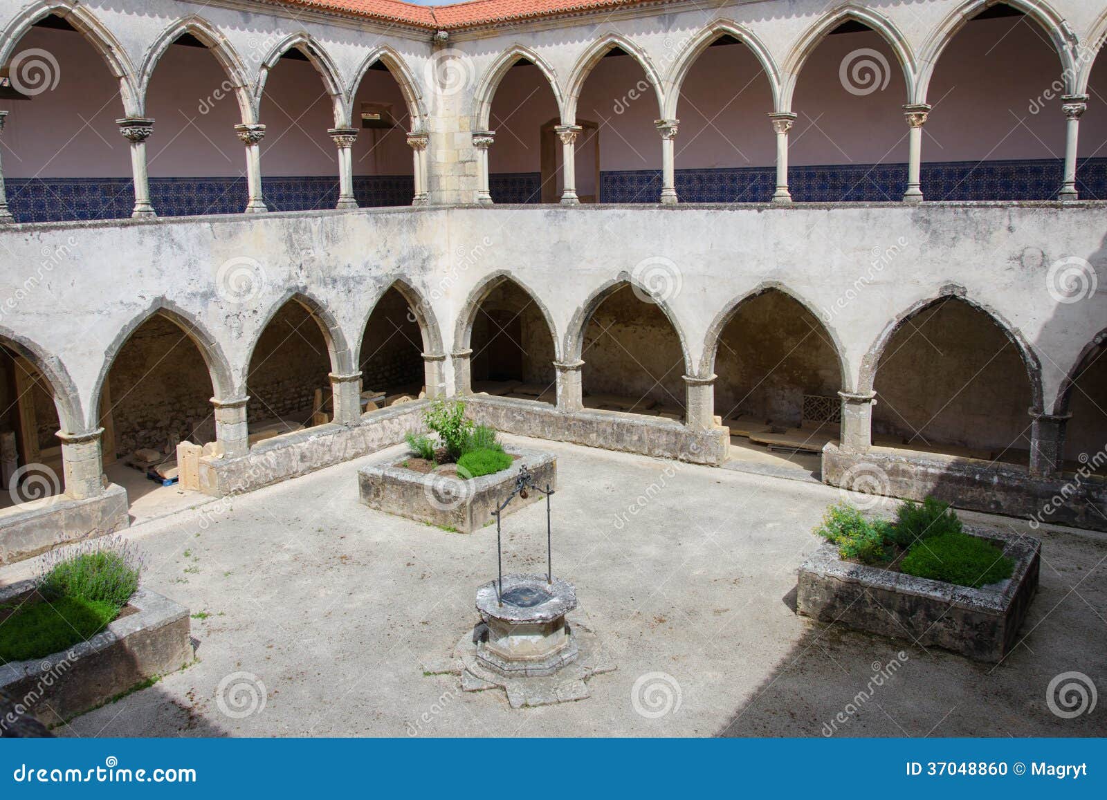 Patio De Un Castillo Medieval Foto de archivo - Imagen de ...