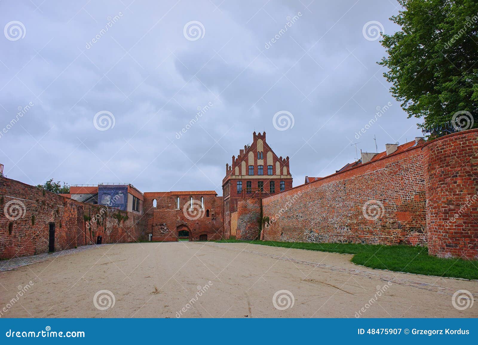 Patio De Un Castillo Medieval Imagen de archivo - Imagen de pared ...