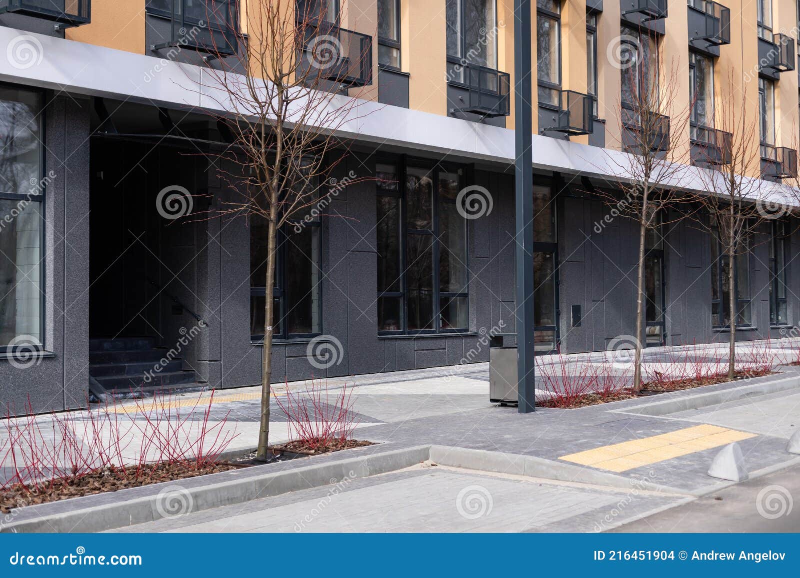 Patio De Un Edificio De Apartamentos. El Patio De Un Edificio ...