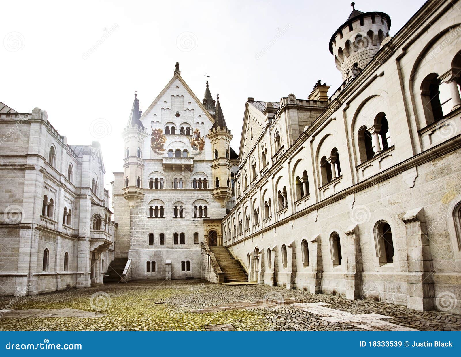 Patio Del Castillo De Neuschwanstein Imagen de archivo - Imagen de ...