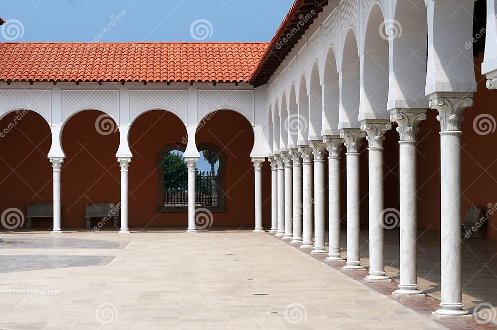 Patio Del Edificio Moderno En Estilo Español. Imagen de archivo ...