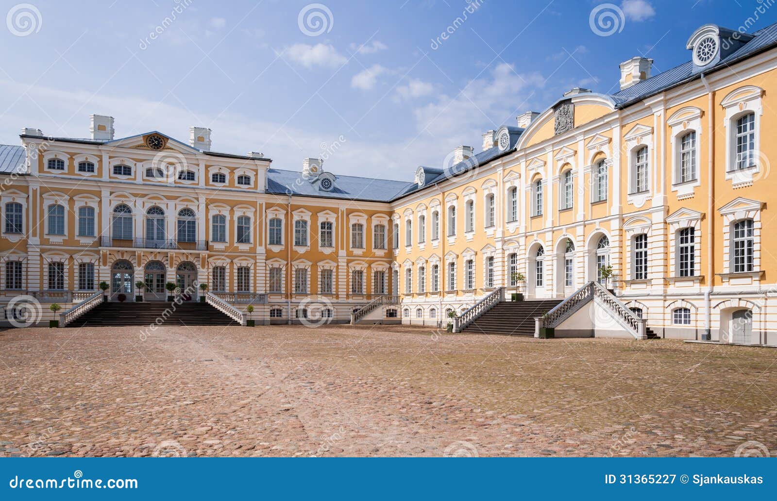 Patio Del Palacio De Rundale Imagen de archivo - Imagen de cielo ...