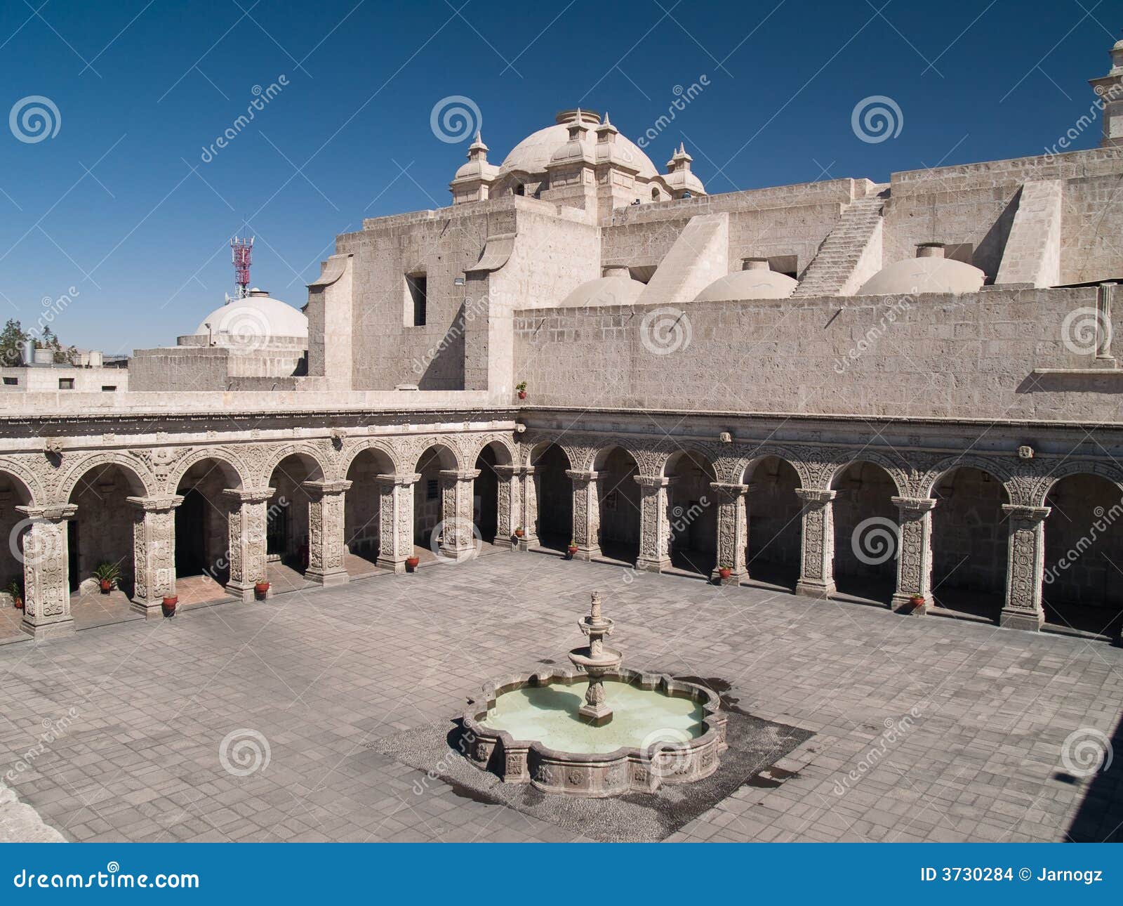 Patio en Arequipa, Perú foto de archivo. Imagen de monumento - 3730284