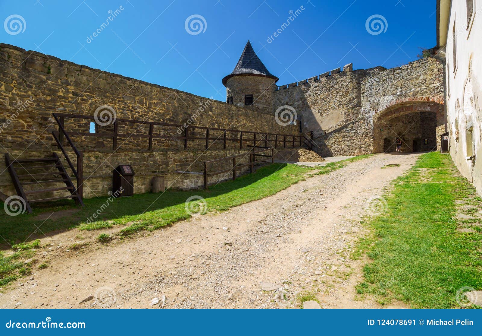 Patio Interno Del Castillo Medieval Viejo Imagen de archivo - Imagen de ...