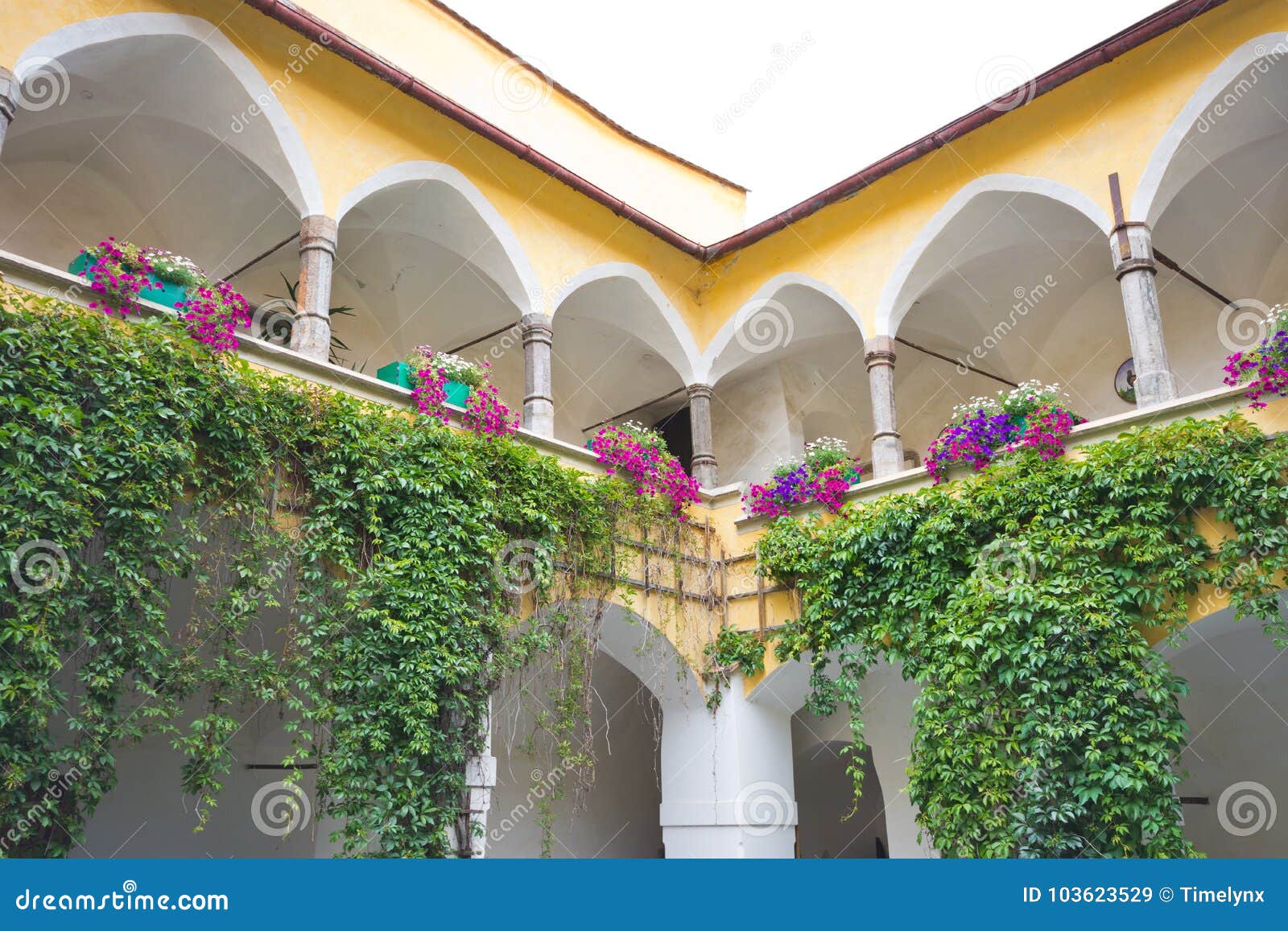 Patio Interno Medieval Con Las Arcadas Imagen de archivo - Imagen de ...