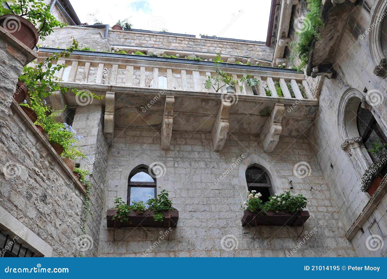 Patio medieval imagen de archivo. Imagen de balcones - 21014195