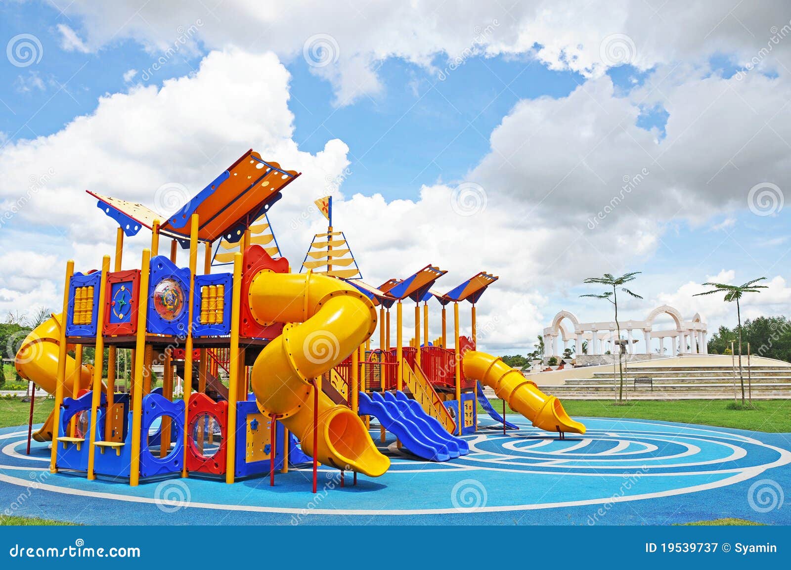 Patio vacío imagen de archivo. Imagen de rojo, aptitud - 19539737