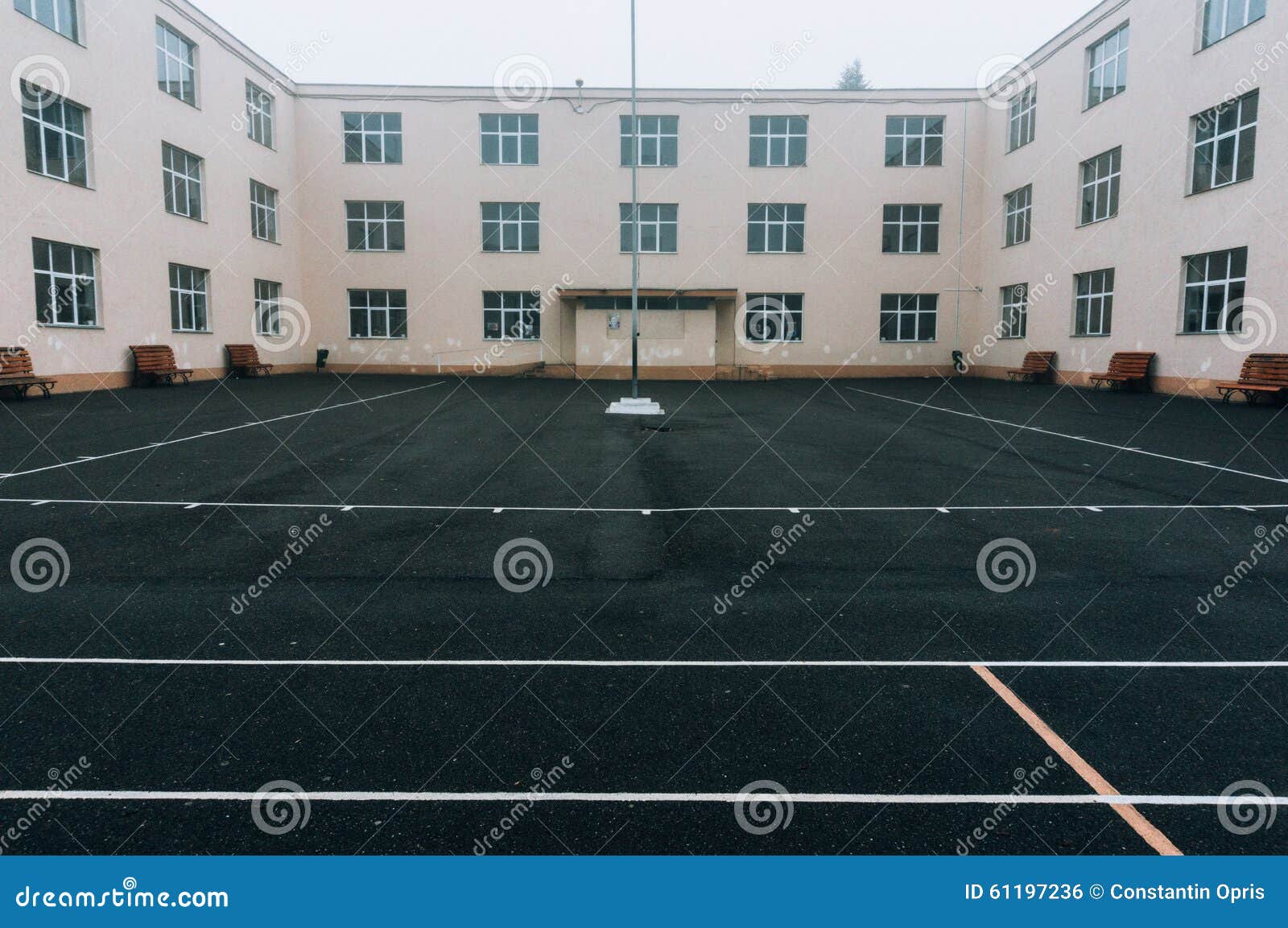 Patio vacío foto de archivo. Imagen de ventanas, moderno - 61197236