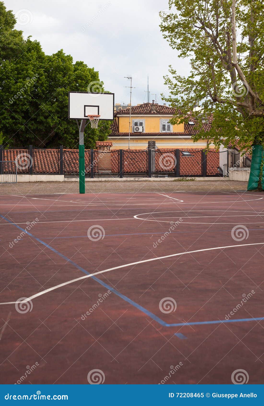 Patio vacío de la cesta imagen de archivo. Imagen de juego - 72208465