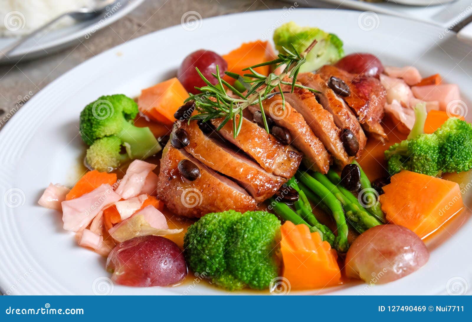 Pato Cocido Con El Grano De Café Imagen de archivo - Imagen de carne ...
