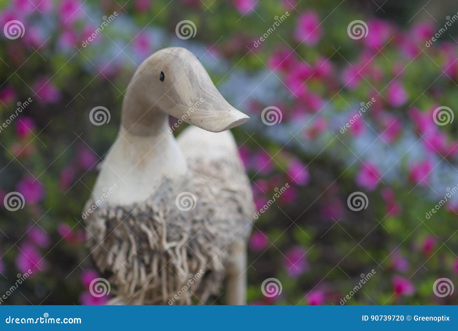 Pato De Madera Con Las Flores Foto de archivo - Imagen de pato ...