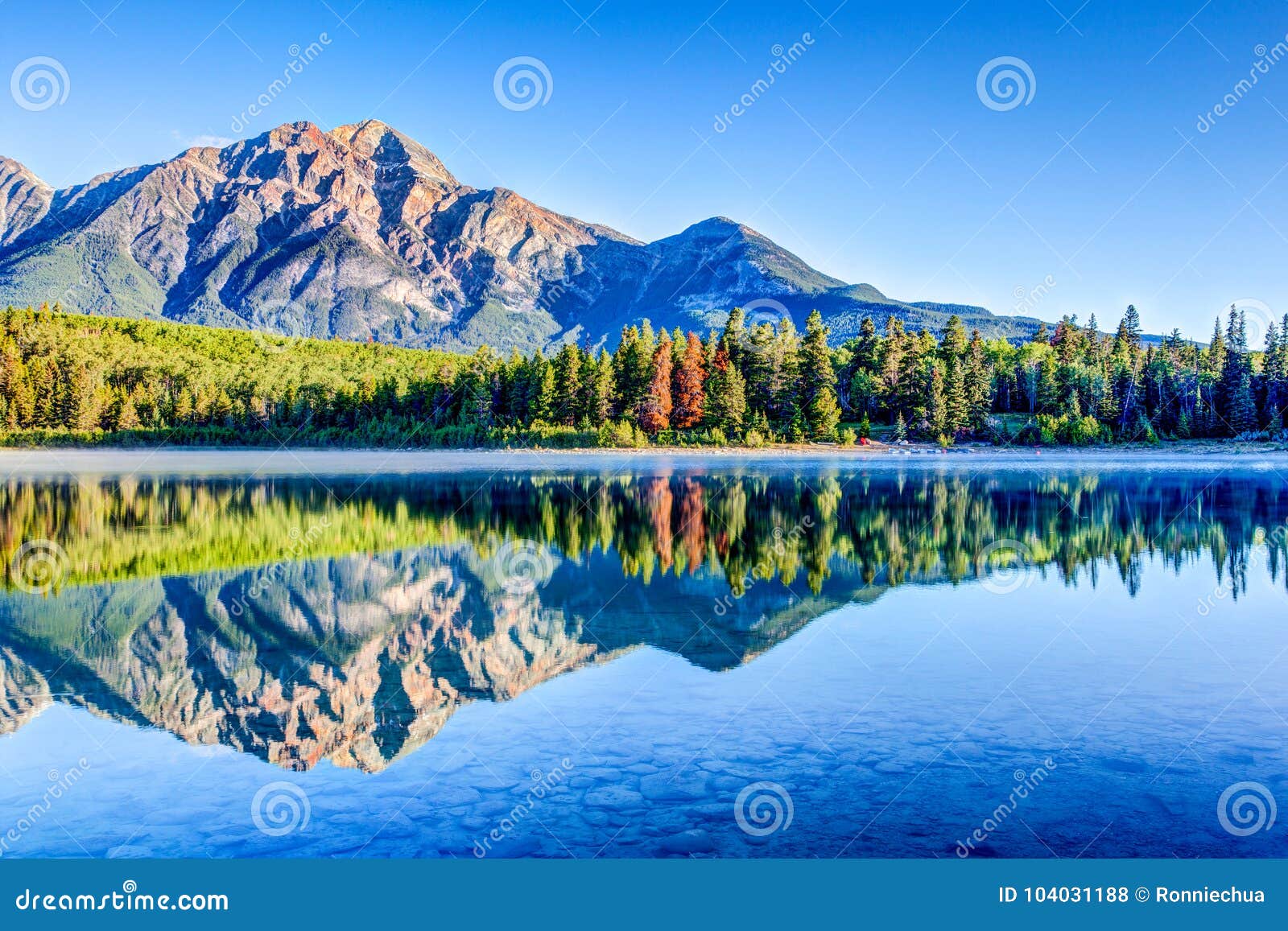 Patricia Lake a Jasper National Park in Alberta, Canada Fotografia ...