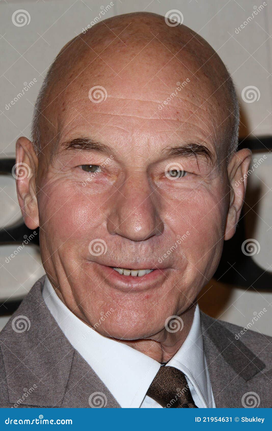 Patrick Stewart editorial photo. Image of burberry, beverly - 21954631