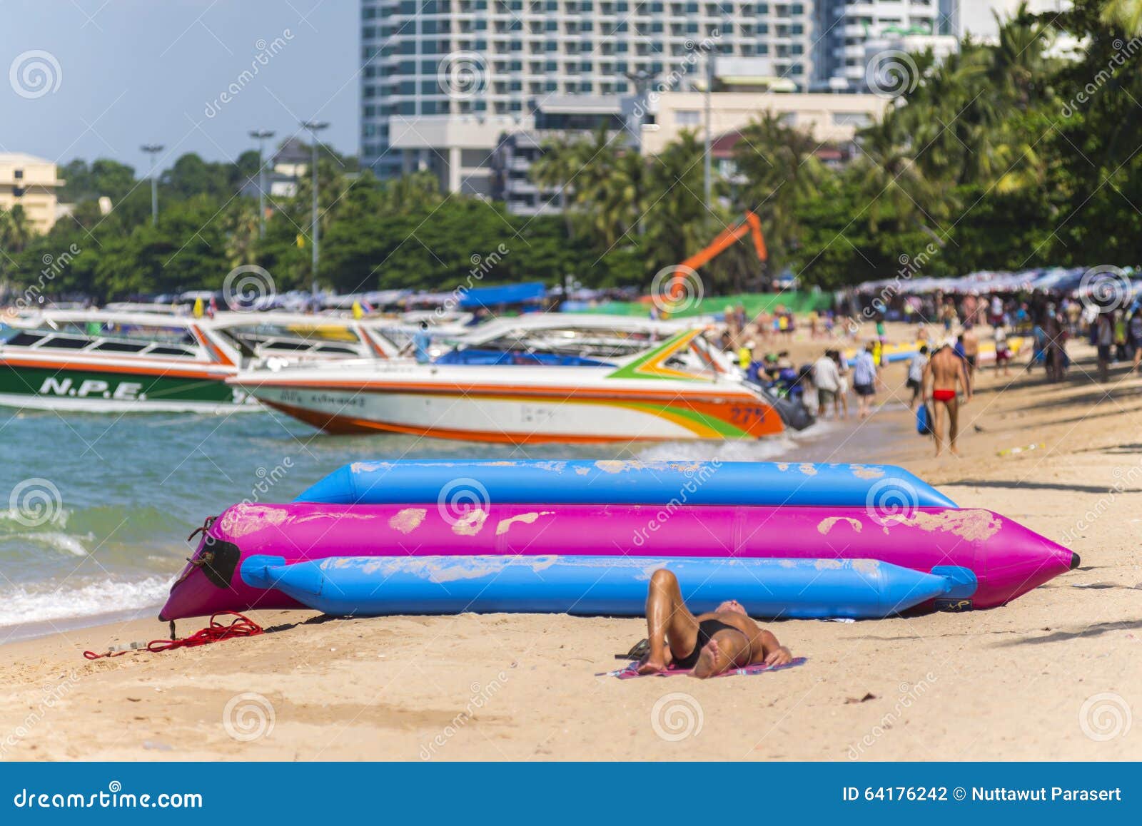 Pattaya Tajlandia Novemer 27 2015 Turysta Sunbathe Na Wongamart Fotografia Editorial Obraz