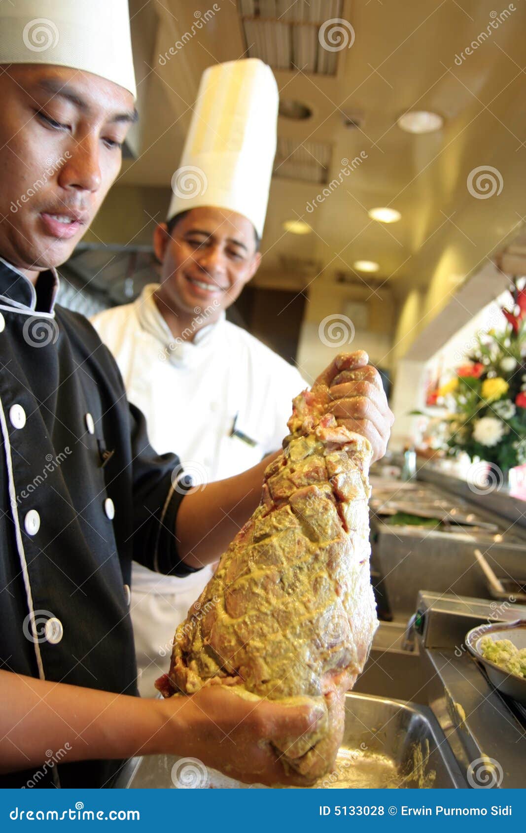 Patte de chef et d'agneau photo stock. Image du barbecue - 5133028