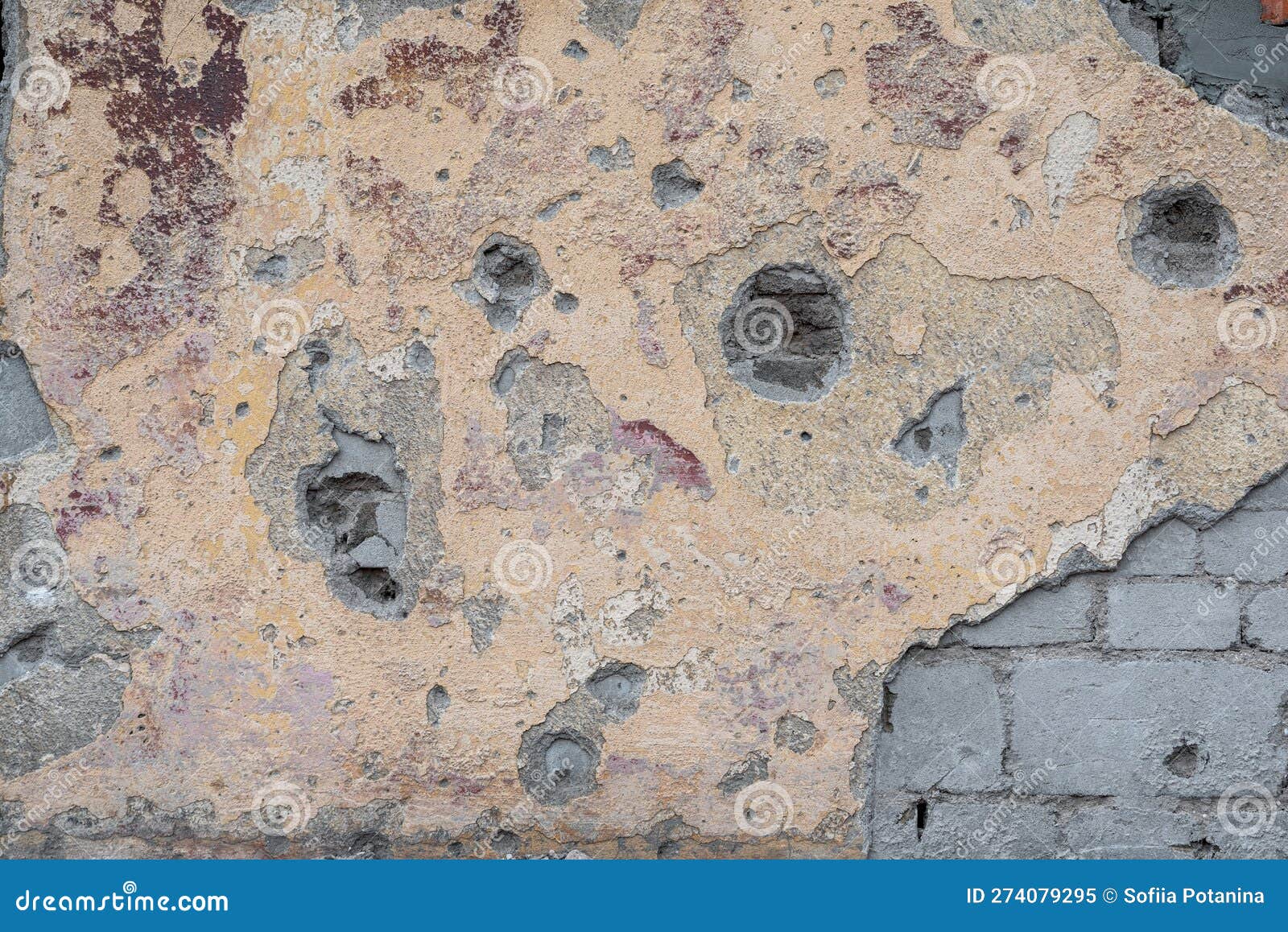 Explosion-damaged Wall of the House of the War in Ukraine Stock Image ...